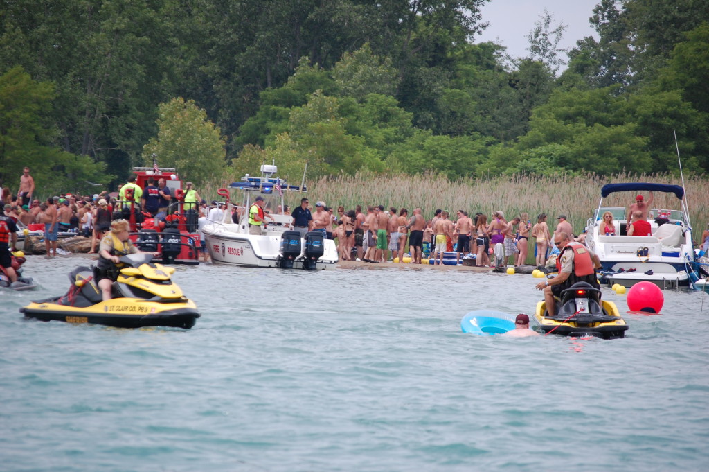 Lake St Clair Guide Magazine Cruising Jobbie Nooner At Gull Island 2015